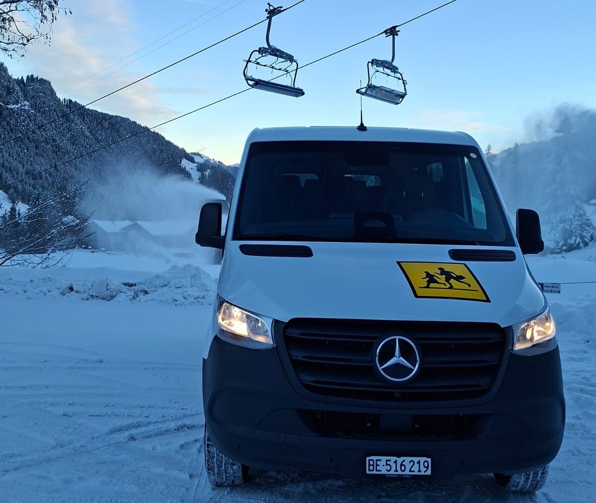 Der Elektro-Schulbus macht auch im Schnee eine gute Figur - Waldspurger AG